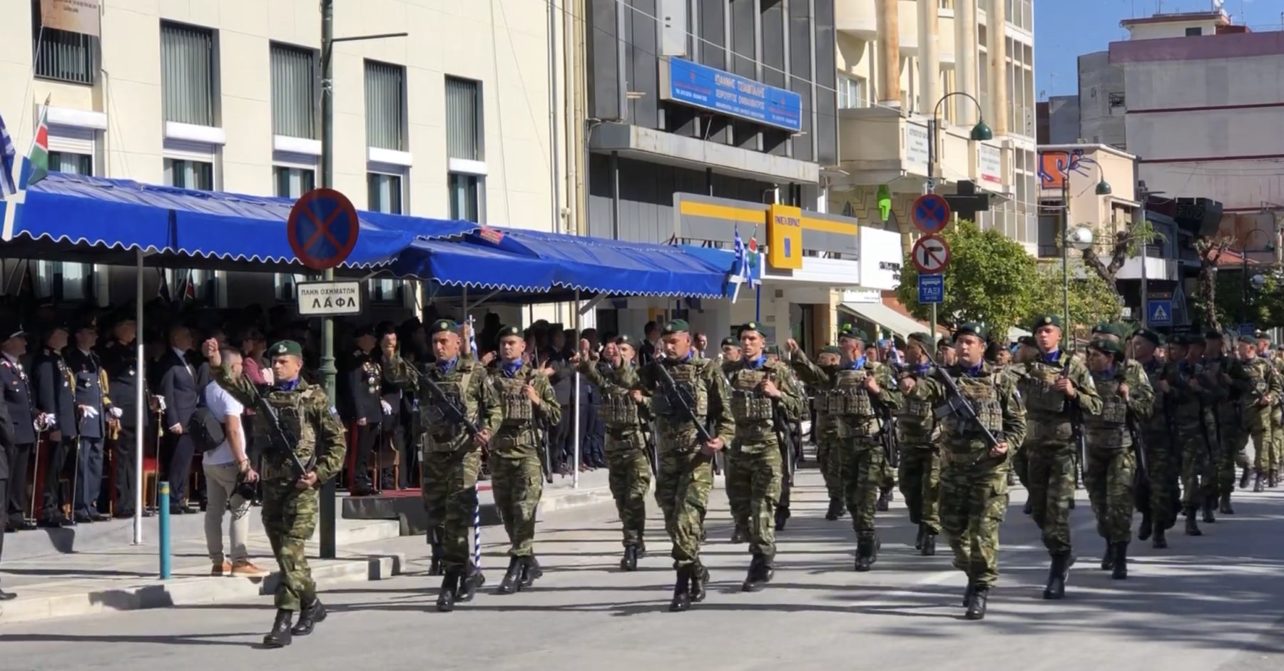 Δείτε σε βίντεο ολόκληρη την στρατιωτική παρέλαση της Λάρισας ...