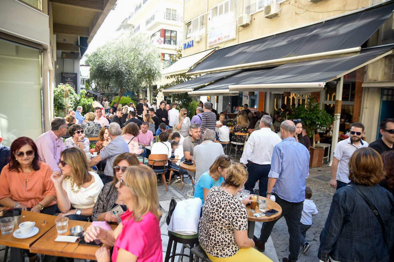 «Βούλιαξαν» τα τσιπουράδικα και οι καφετέριες της Λάρισας – Δείτε ...