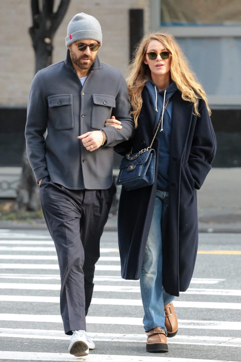 Blake Lively: Με total blue look και platform clogs στους δρόμους της ...