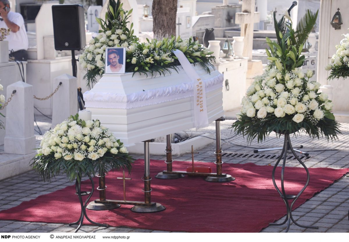 Θλίψη στο τελευταίο αντίο του Αλέξανδρου Κομπόγιωργα – ONLARISSA.GR Νέα ...