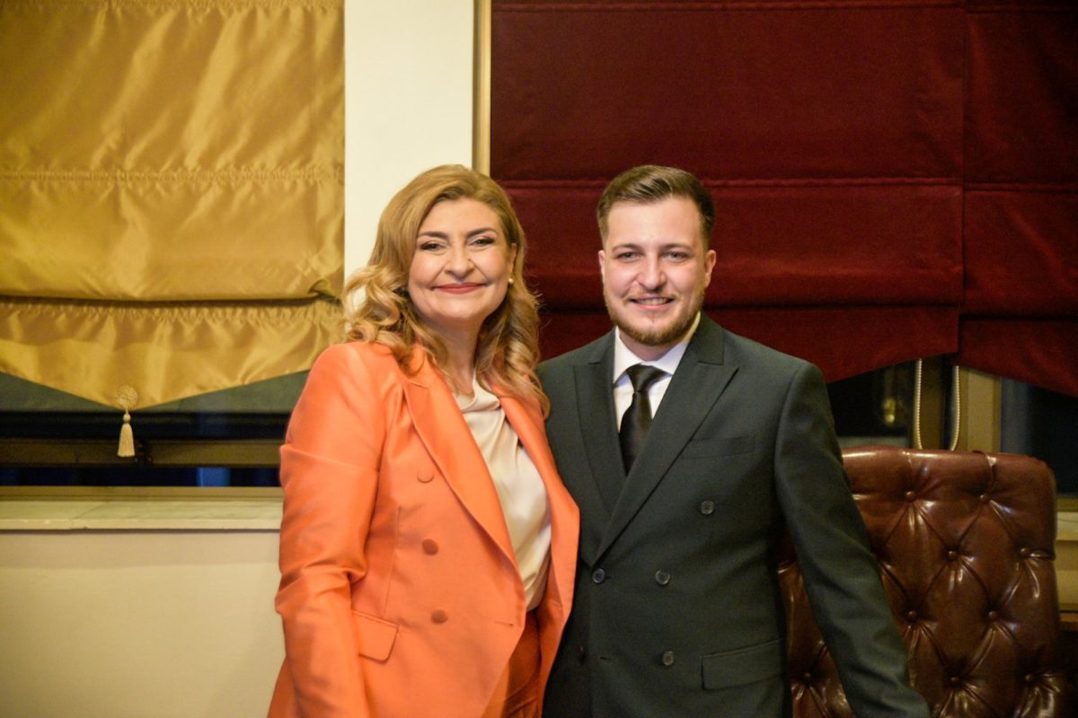 Με τις ευχές της μητέρας του ξεκινά τη δικηγορική του καριέρα ο ...