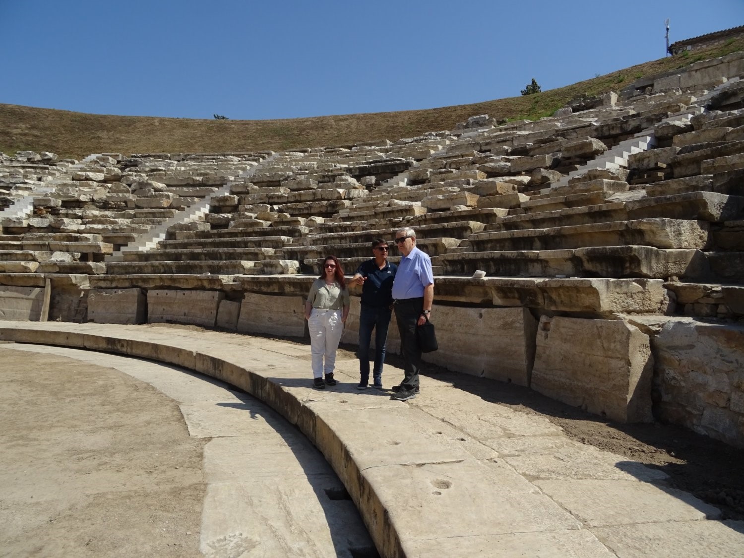Εκδόθηκε το βιβλίο «Αρχαίο Θέατρο Λάρισας… Τα μάρμαρα μιλούν ...