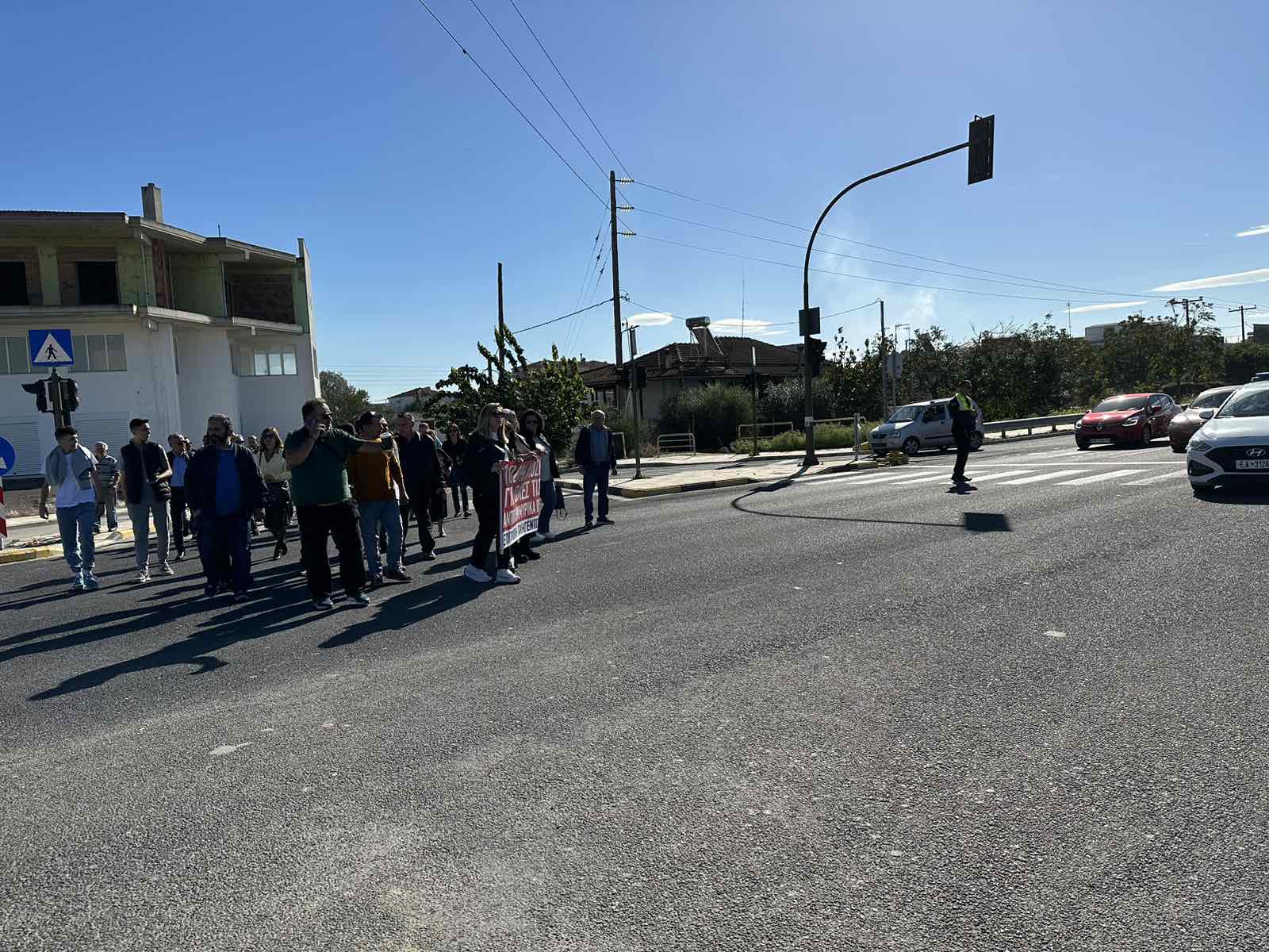 Λάρισα: Συγκεντρώθηκαν και "φώναξαν" οι πλημμυροπαθείς της Νέας Σμύρνης ...
