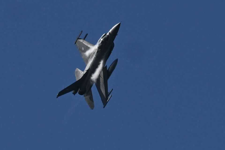 Φλοίσβος: Εντυπωσιακές εικόνες από την αεροπορική επίδειξη της ...