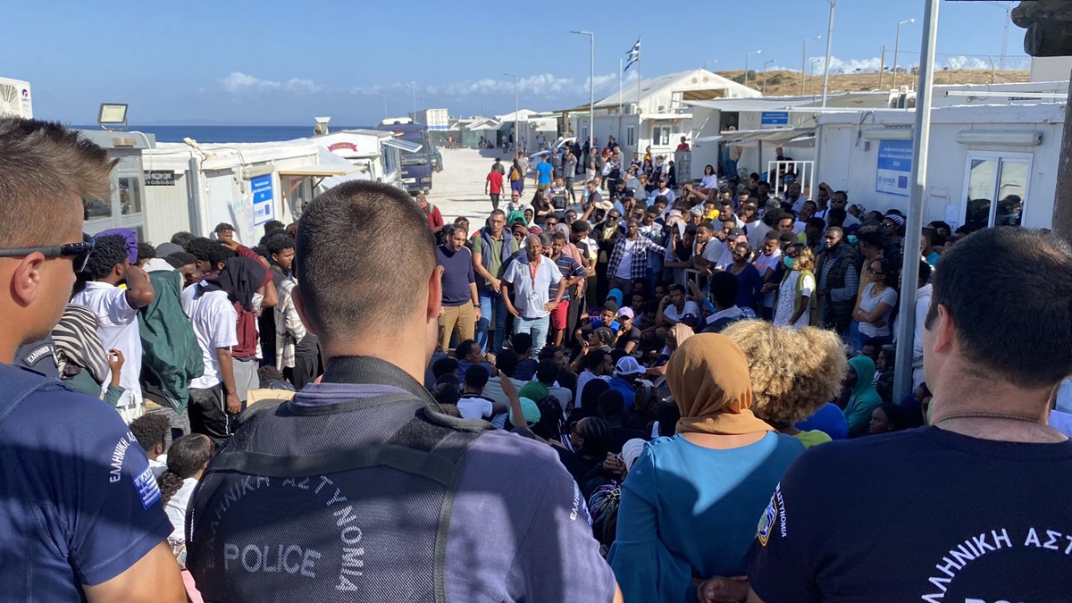 Λέσβος: Καθιστική διαμαρτυρία Αφρικανών μεταναστών στο ΚΥΤ του Καρά ...