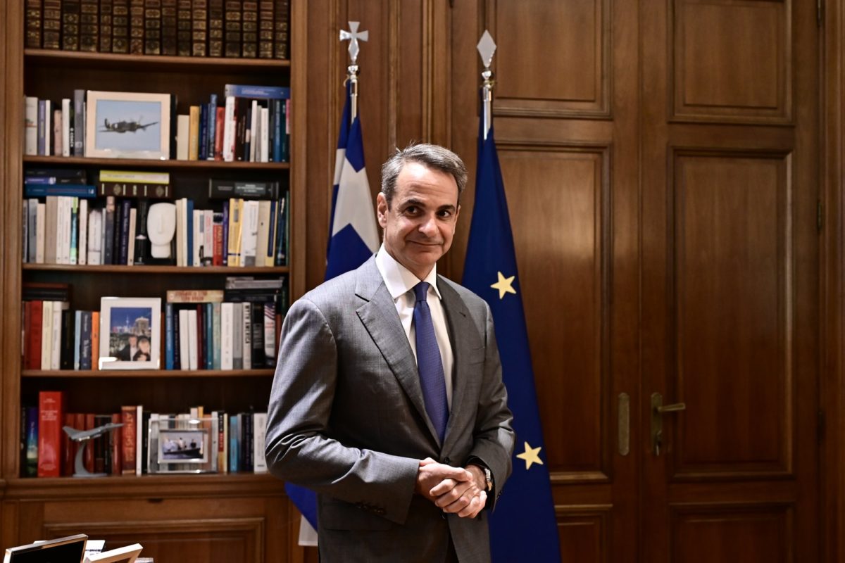 «Σεβασμός στο ανθρωπιστικό δίκαιο» – Οι 3 ώρες του Μητσοτάκη στο Ελιζέ ...