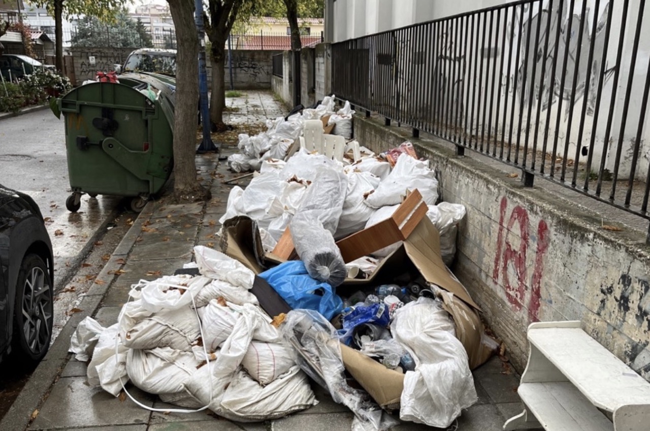 Τραγική εικόνα έξω από σχολείο της Λάρισας - Δύο μήνες τώρα και η ...