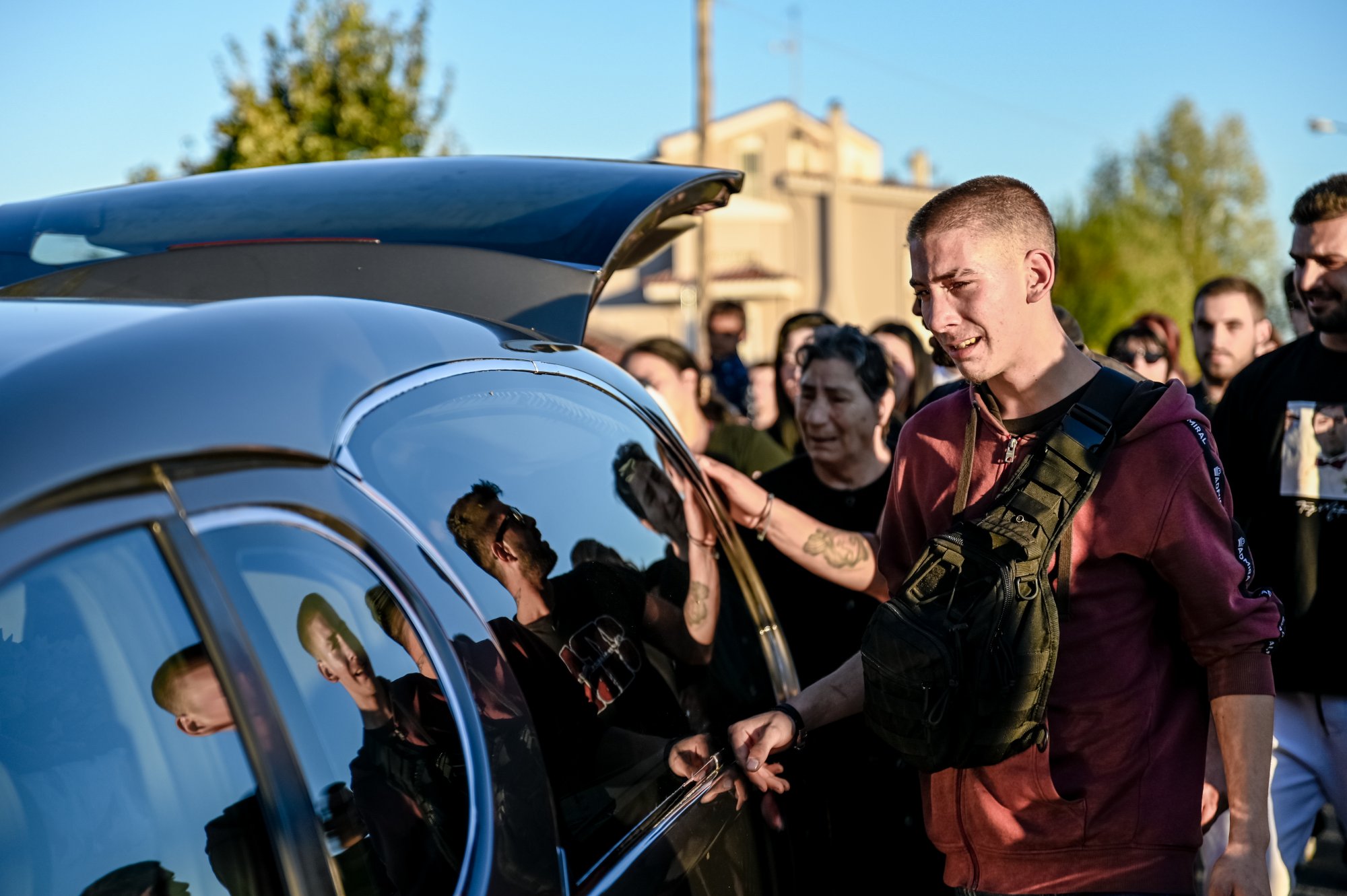 Αλίαρτος: Οδύνη στην κηδεία του 17χρονου – Υποβασταζόμενη η μητέρα του ...