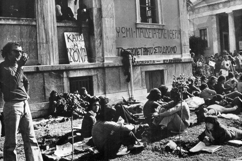 Συγκέντρωση της Πανελλήνιας Ένωσης Συνταξιούχων Εκπαιδευτικών για το ...