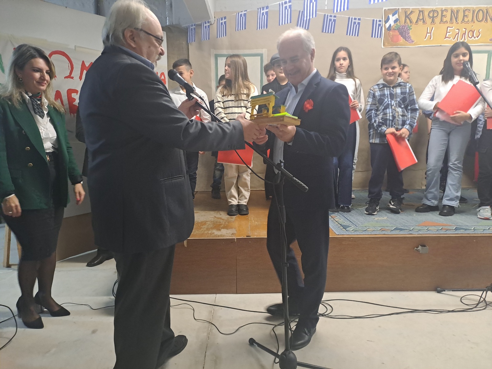 Ο Δήμαρχος Τεμπών Γιώργος Μανώλης στο Δημοτικό Σχολείο Γόννων, με ...