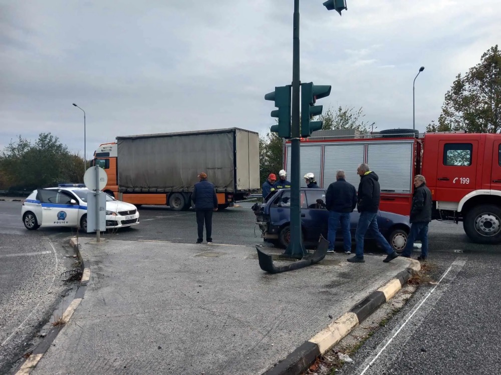 Σφοδρή σύγκρουση αυτοκινήτου με νταλίκα στα Τρίκαλα (φωτό) – ONLARISSA ...