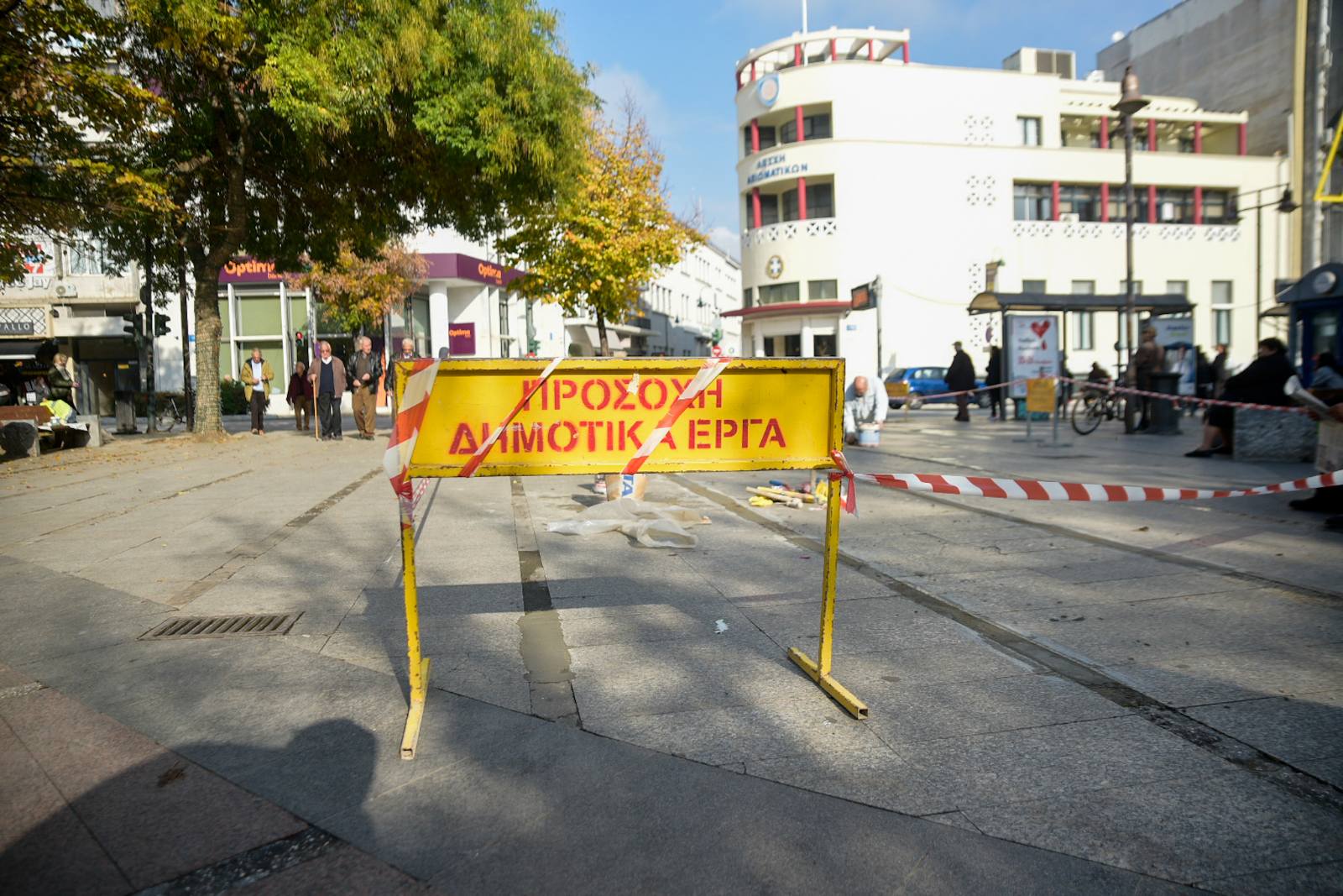 Λάρισα: Επιδιορθώσεις σε πλάκες της Κεντρικής πλατείας – Εκεί όπου ...