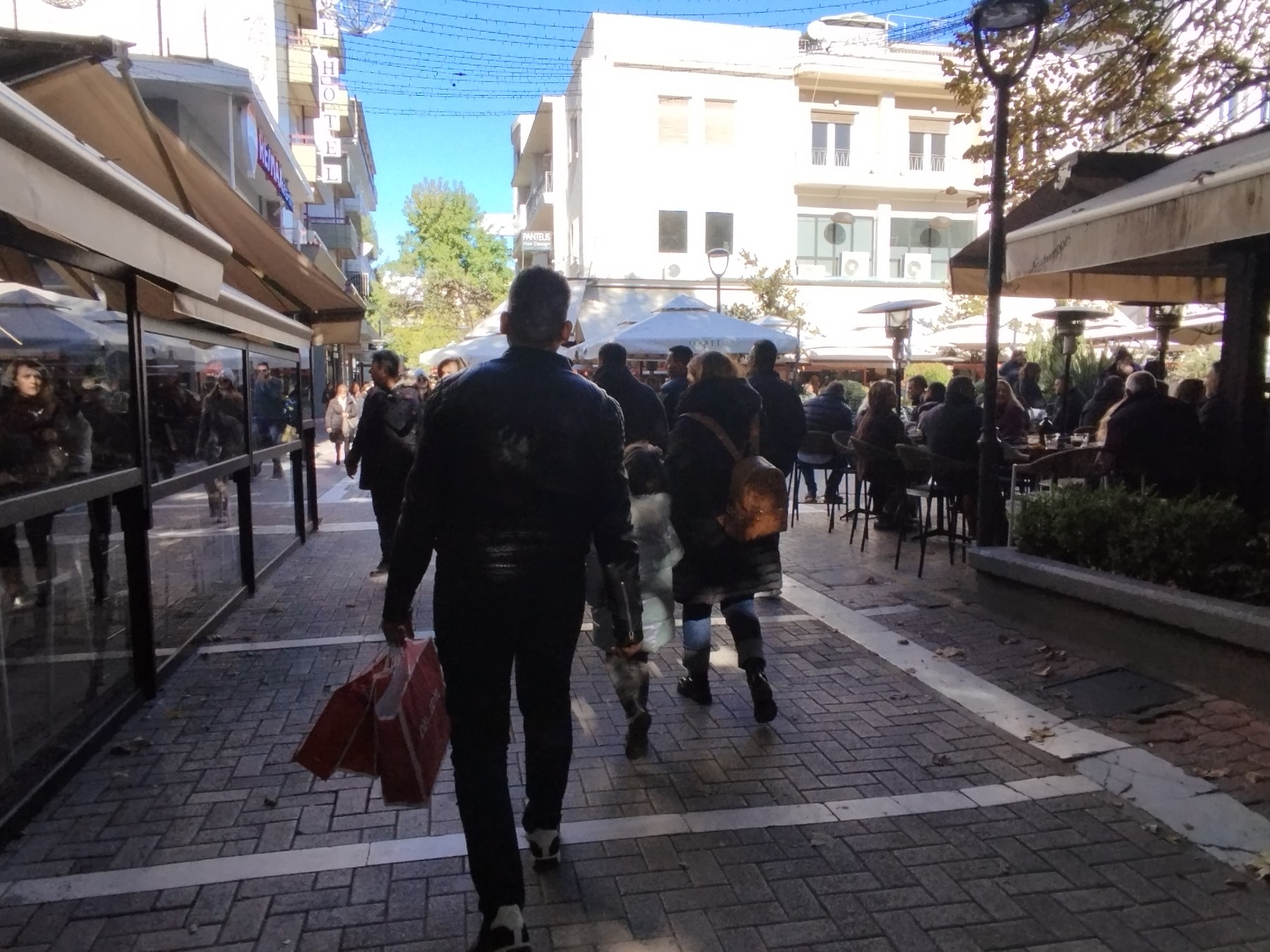 Στην αγορά με ανοιχτά τα καταστήματα σήμερα Κυριακή οι Λαρισαίοι και ...