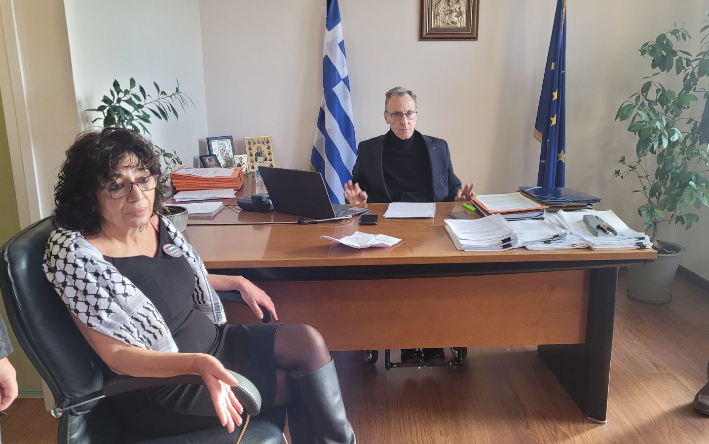 Λάρισα: Διαμαρτυρήθηκαν έξω από την 5η ΥΠΕ ζητώντας διπλασιασμό μισθών ...