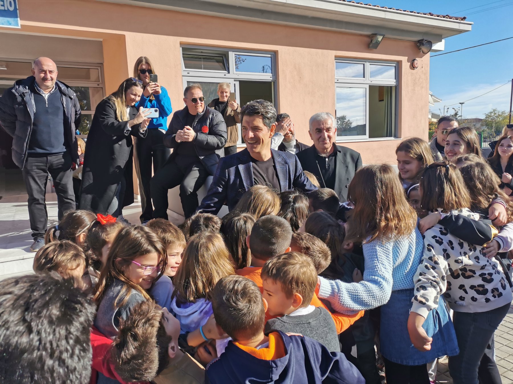 Ο Σάκης Ρουβάς στο 14ο Δημοτικό Σχολείο Τρικάλων - ONLARISSA.GR Νέα ...