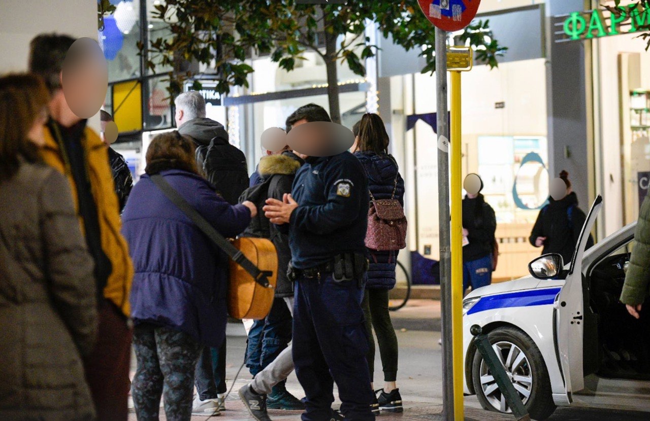 Αναστάτωση σε κεντρικό πεζόδρομο της Λάρισας με γυναίκα μουσικό του ...
