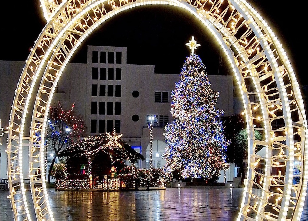 Όλα έτοιμα για την φωταγώγηση του Χριστουγεννιάτικου Δέντρου στην ...