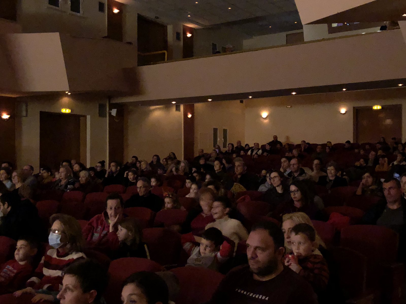 Άφθονο γέλιο στην παράσταση «Το χριστουγεννιάτικο τραπέζι του ...