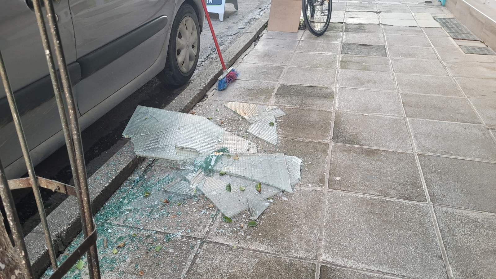Σοκαριστικό περιστατικό στη Λάρισα: Τζάμι έφυγε από μπαλκόνι ...