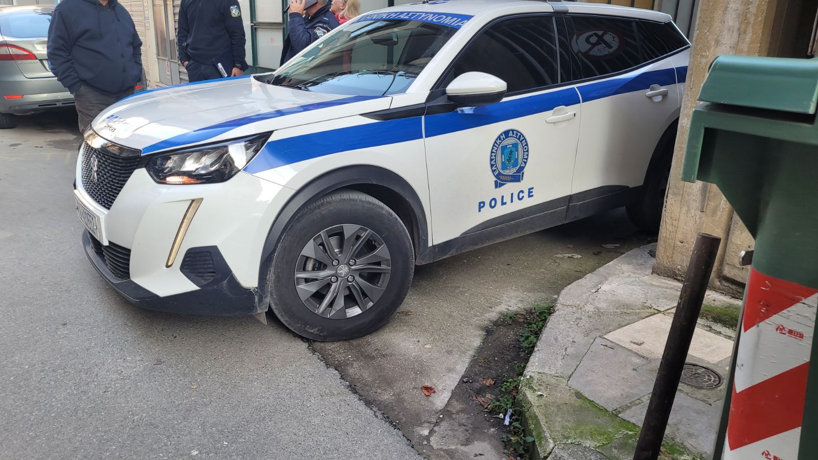 Σοκαριστικό περιστατικό στη Λάρισα: Τζάμι έφυγε από μπαλκόνι ...