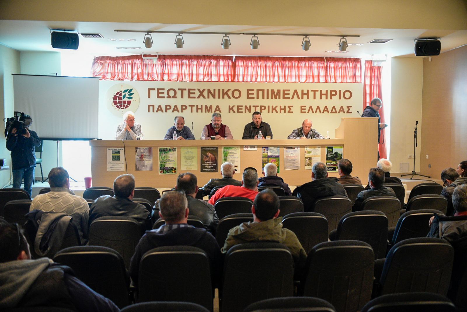 Στη Λάρισα συγκεντρώθηκαν κτηνοτρόφοι απ' όλη τη χώρα - Τα πέντε ...