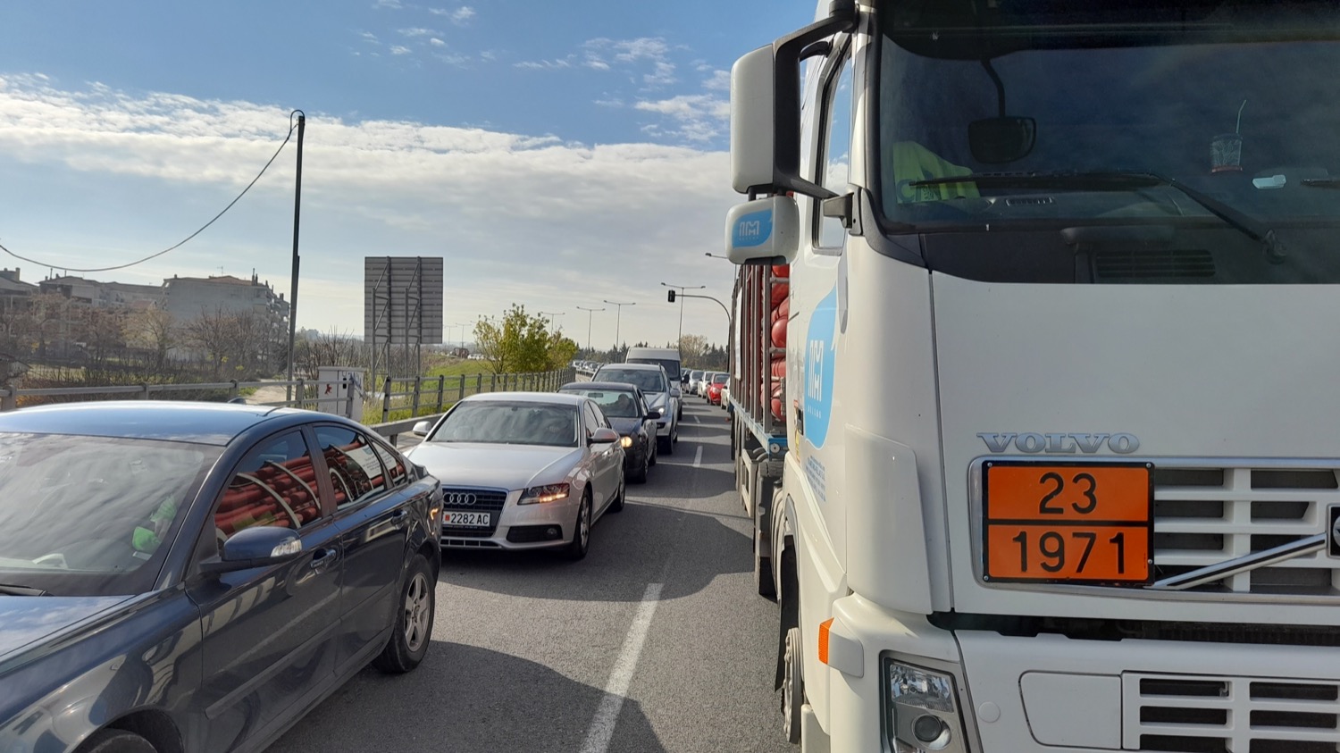 Κυκλοφοριακό «έμφραγμα» στη Λάρισα και τεράστια ουρά αυτοκινήτων ...
