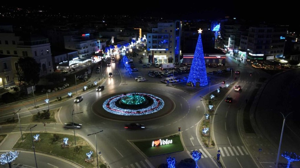 Εναέρια βόλτα στον στολισμένο Βόλο – Δείτε τη φωτεινή πρωτεύουσα των ...