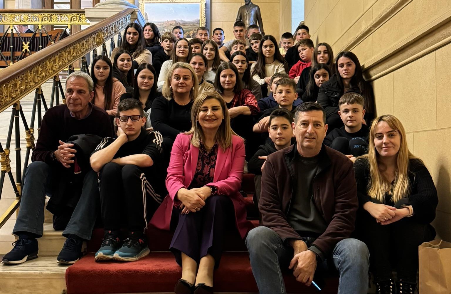 Λιακούλη με μαθητές και μαθήτριες Γυμνασίου Τσαριτσάνης στη Βουλή: «Μας ...