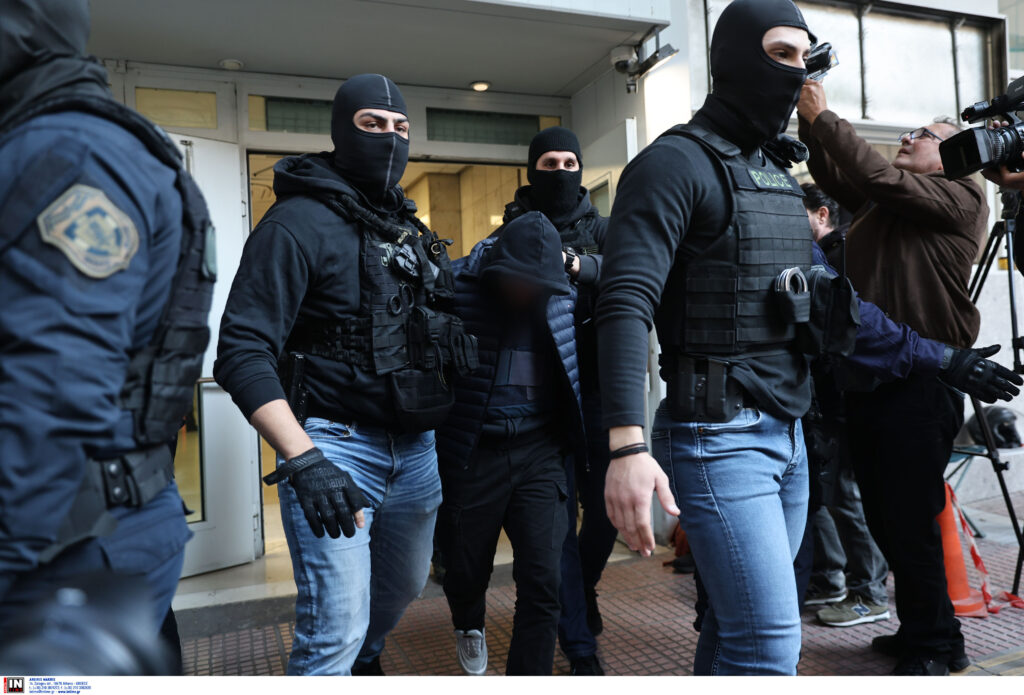Ρέντη: Ταυτοποιήθηκε DNA και πυρίτιδα στον ανήλικο αδερφό του 18χρονου ...