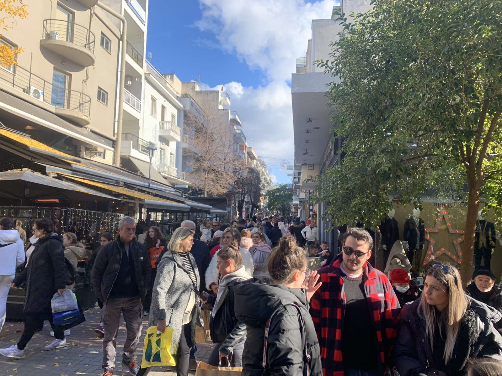 Ξεχύθηκαν στην αγορά σήμερα Κυριακή οι Λαρισαίοι – Ξεκίνησαν τα ...