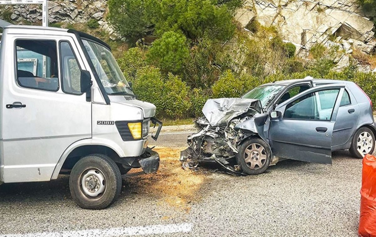 Τροχαίο στην Ελασσόνα: Φορτηγό και αυτοκίνητο συγκρούστηκαν μετωπικά ...