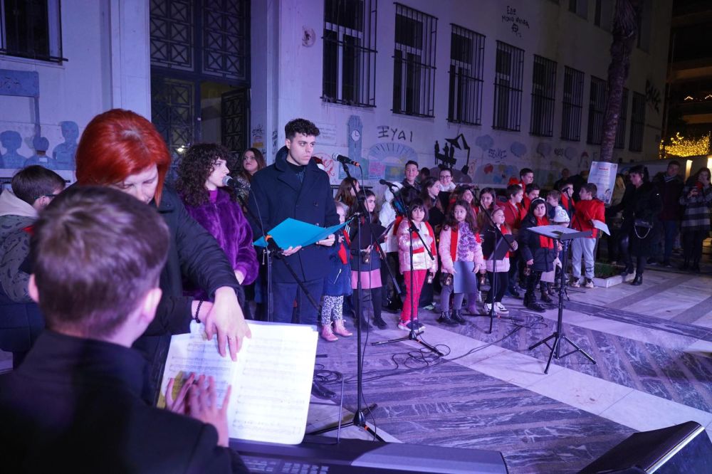 Οι παιδικές φωνές της χορωδίας του Αγίου Νικολάου στέλνουν το δικό τους ...
