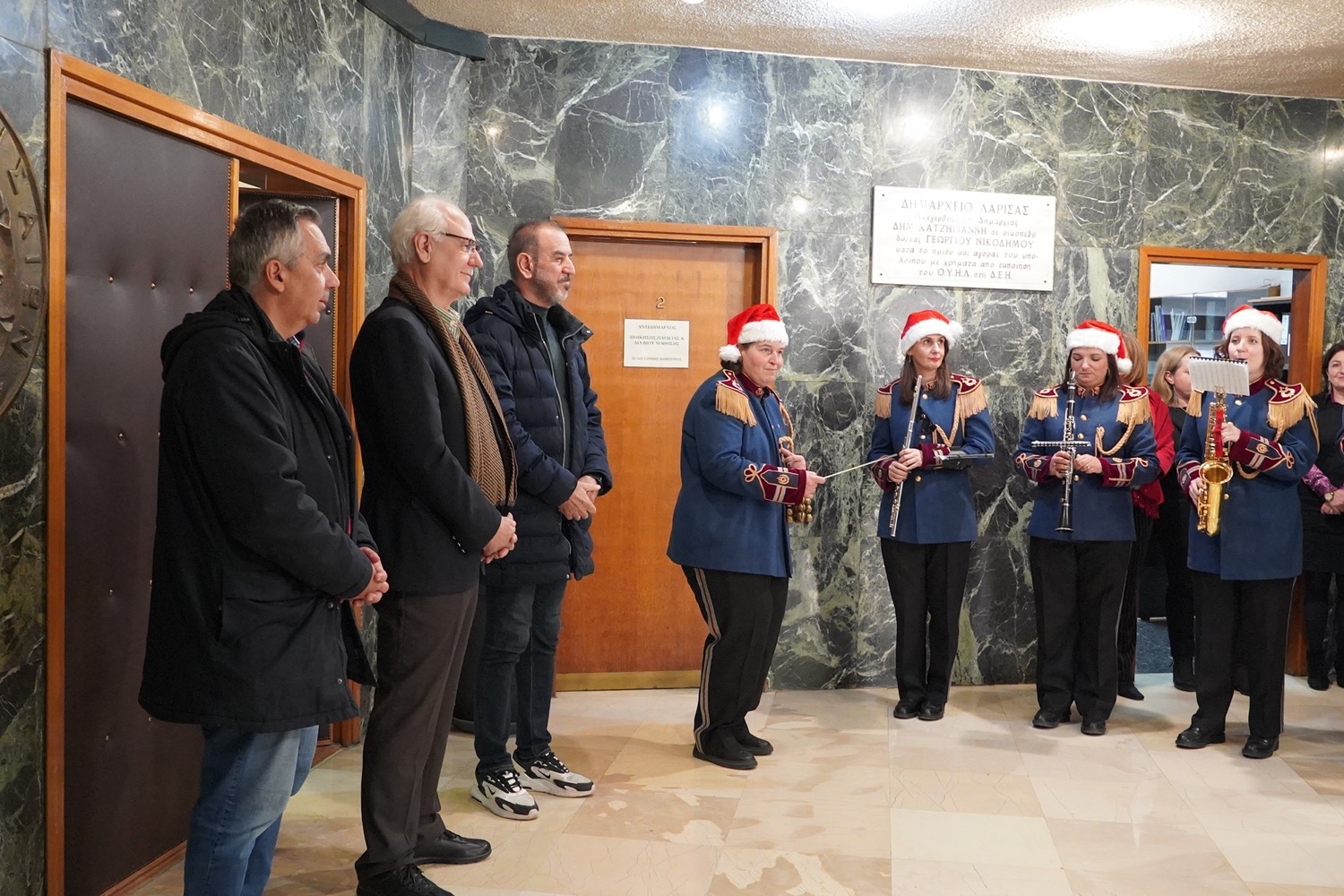 Χριστουγεννιάτικα κάλαντα και μελωδίες ακούστηκαν σήμερα στο Δημαρχείο ...