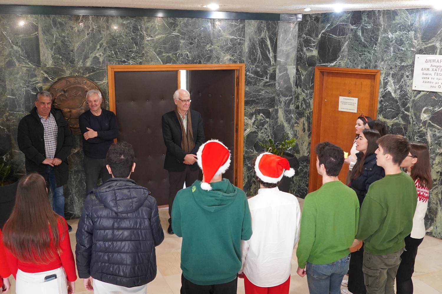 Χριστουγεννιάτικα κάλαντα και μελωδίες ακούστηκαν σήμερα στο Δημαρχείο ...