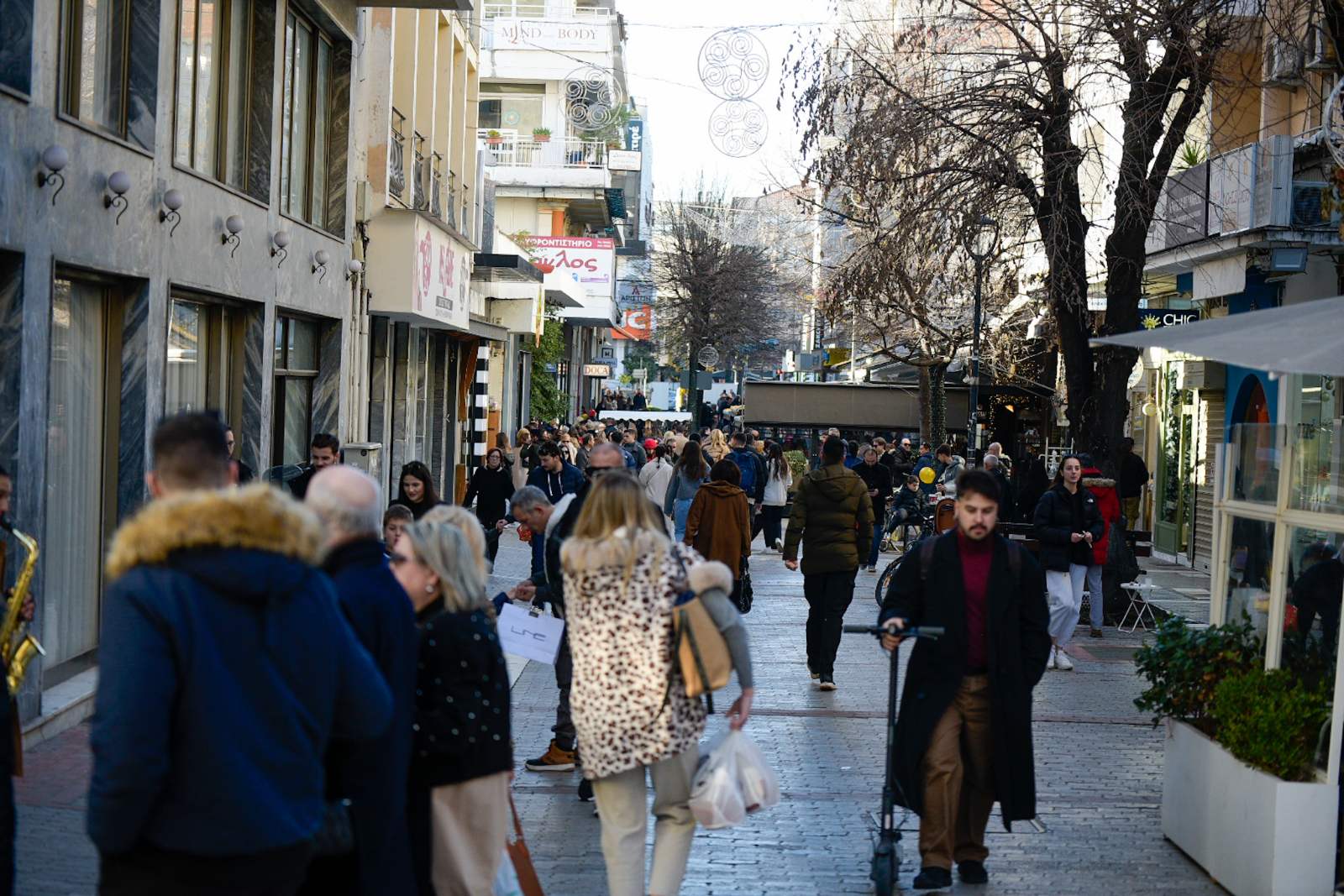Σφύζει από ζωή το κέντρο της Λάρισας το μεσημέρι του Σαββάτου - Δείτε ...
