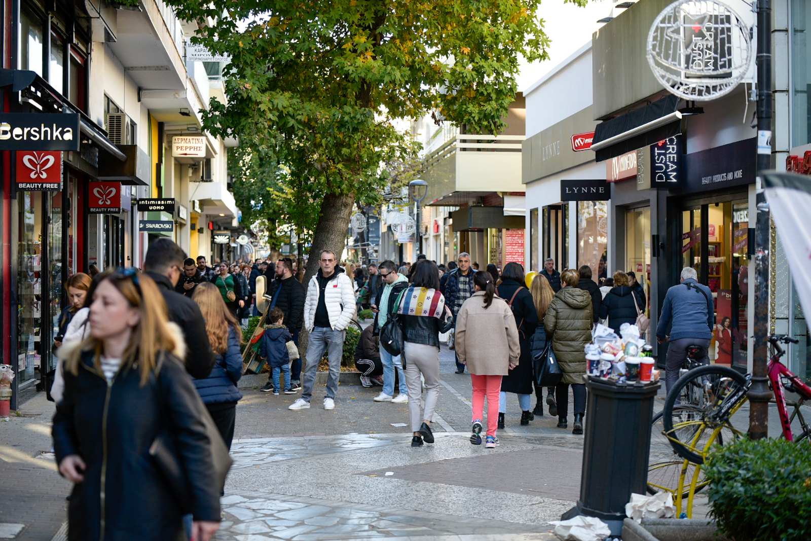 Σφύζει από ζωή το κέντρο της Λάρισας το μεσημέρι του Σαββάτου - Δείτε ...