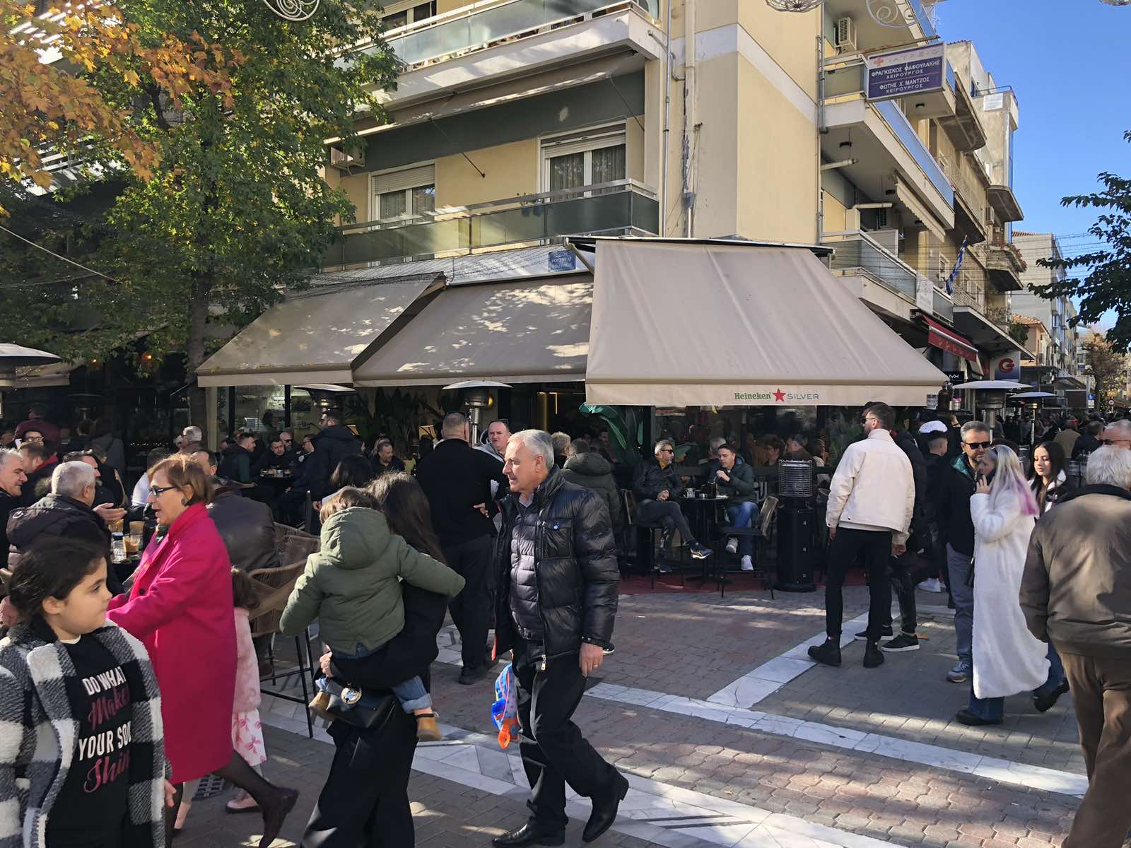 «Βούλιαξε» το κέντρο της Λάρισας παραμονή Χριστουγέννων - Απολαμβάνουν ...