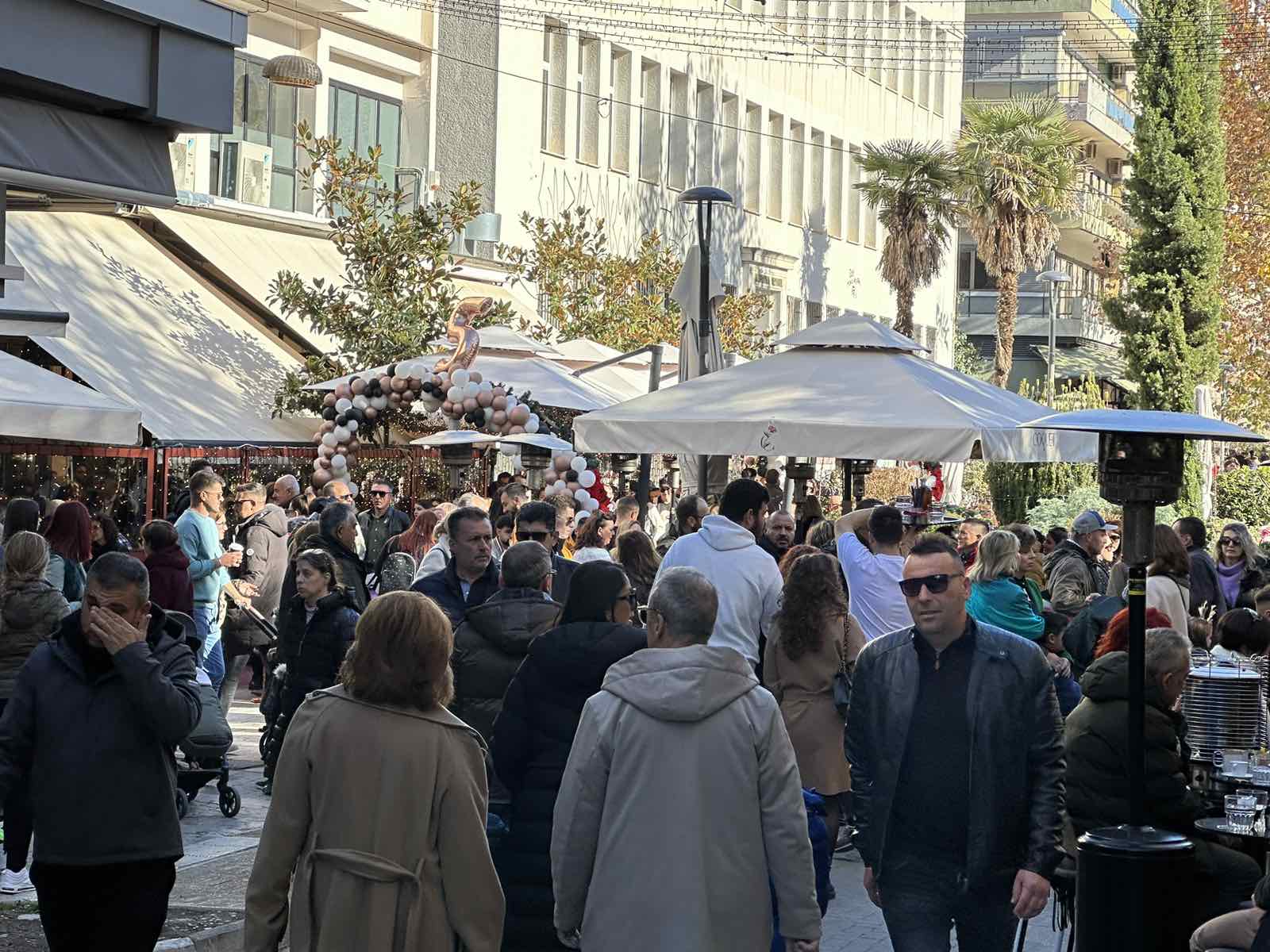 «Βούλιαξε» το κέντρο της Λάρισας παραμονή Χριστουγέννων - Απολαμβάνουν ...