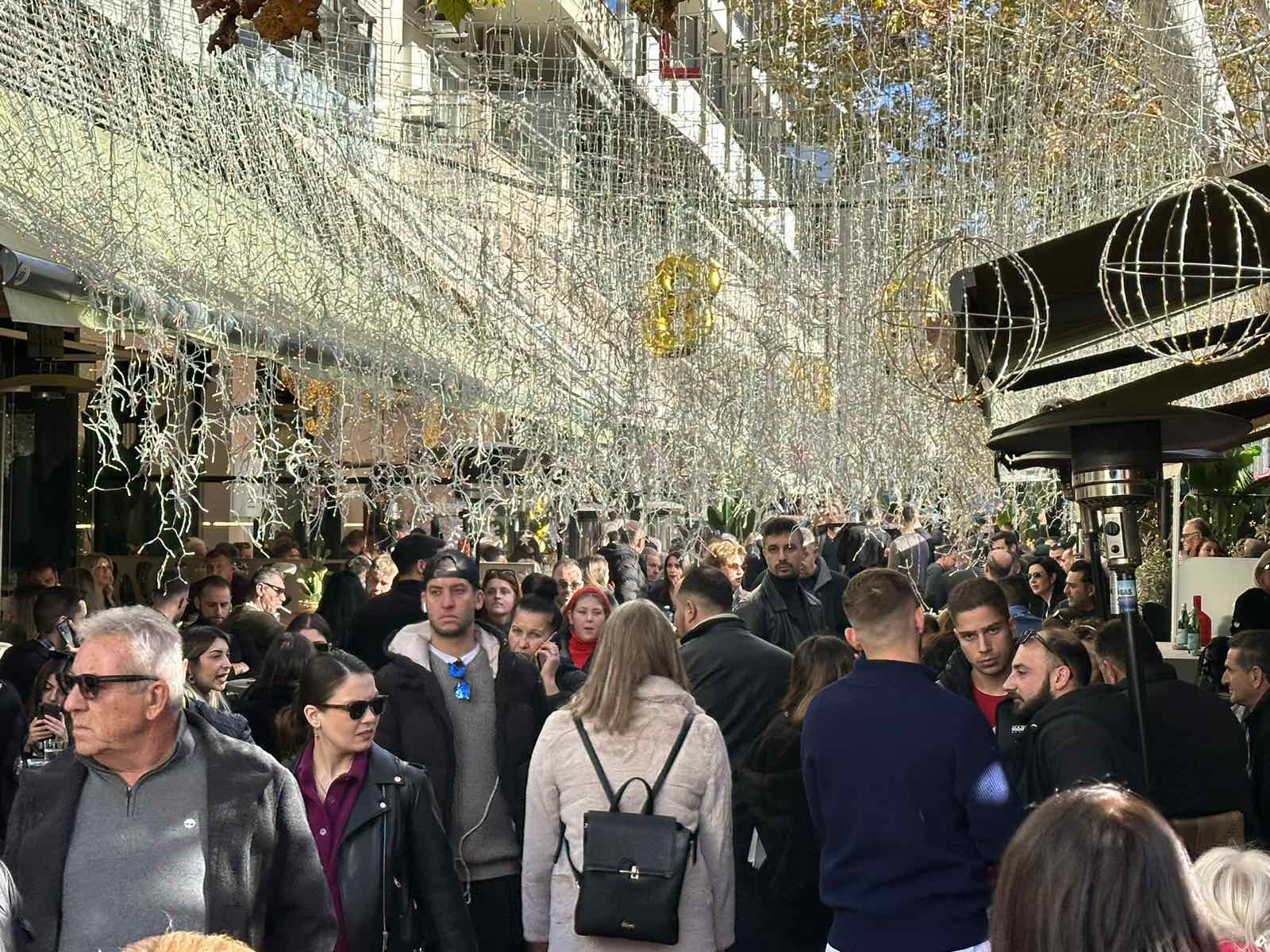 «Βούλιαξε» το κέντρο της Λάρισας παραμονή Χριστουγέννων - Απολαμβάνουν ...