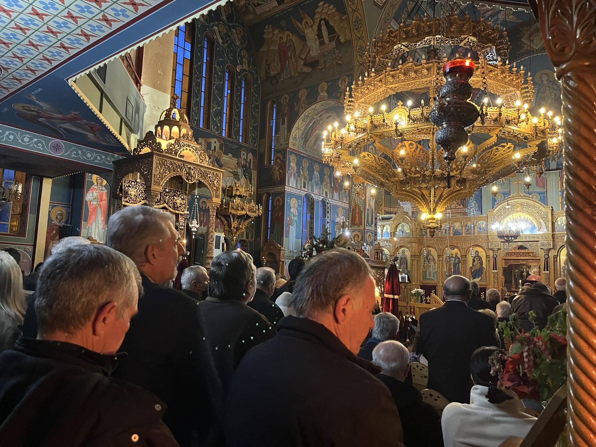 Πλήθος πιστών στις εκκλησίες της Λάρισας για τη θεία λειτουργία των ...