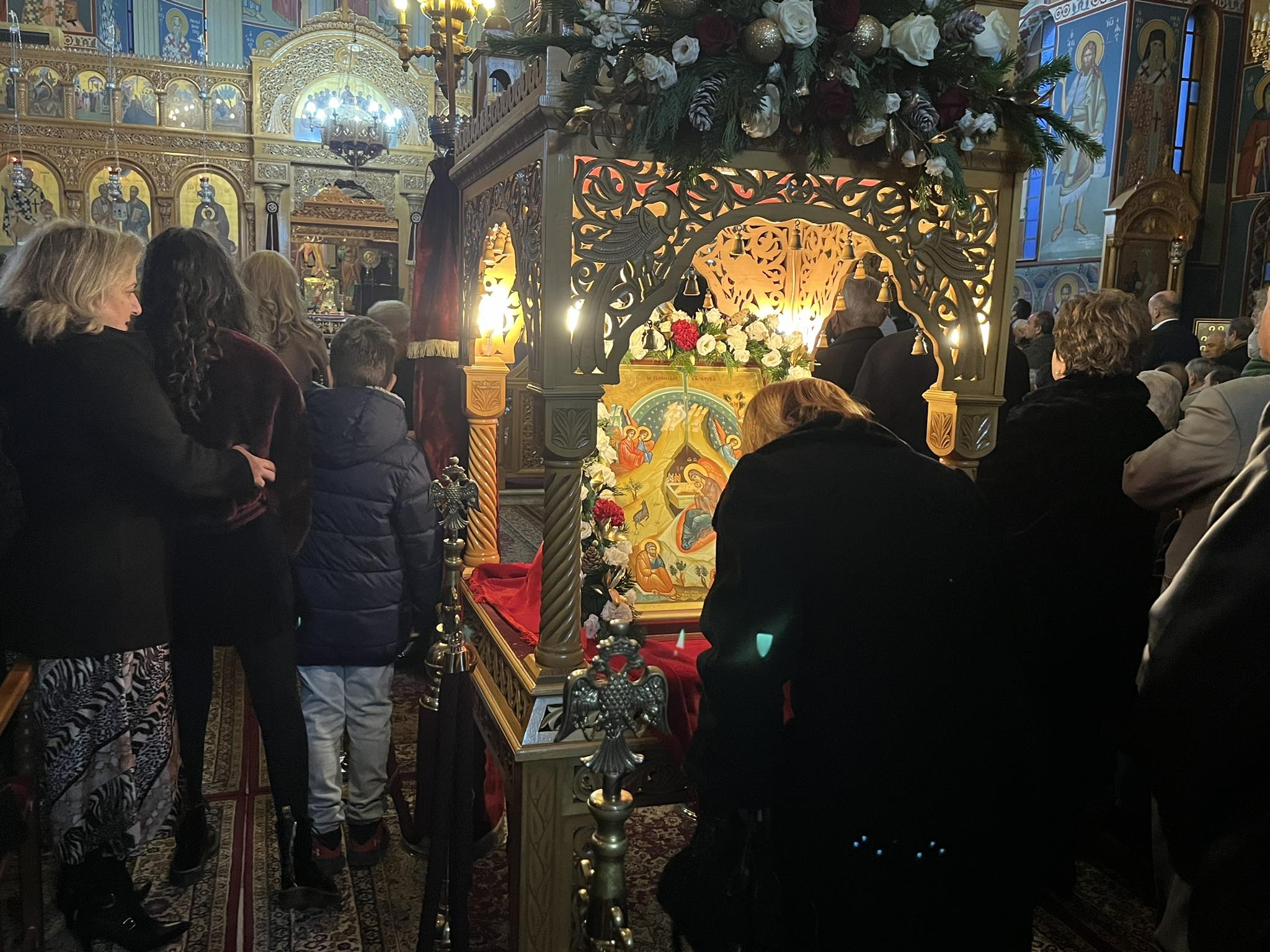 Πλήθος πιστών στις εκκλησίες της Λάρισας για τη θεία λειτουργία των ...