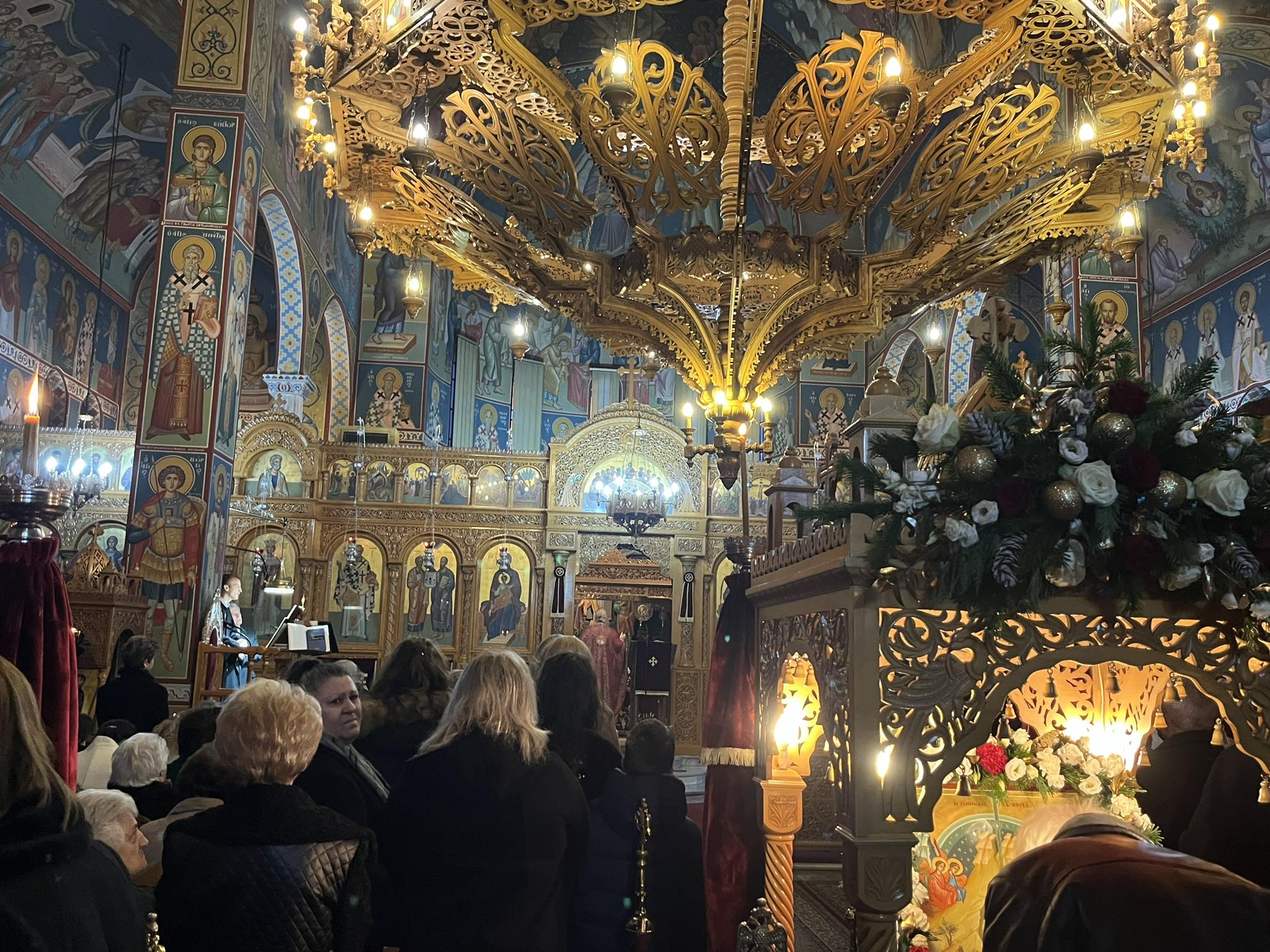 Πλήθος πιστών στις εκκλησίες της Λάρισας για τη θεία λειτουργία των ...