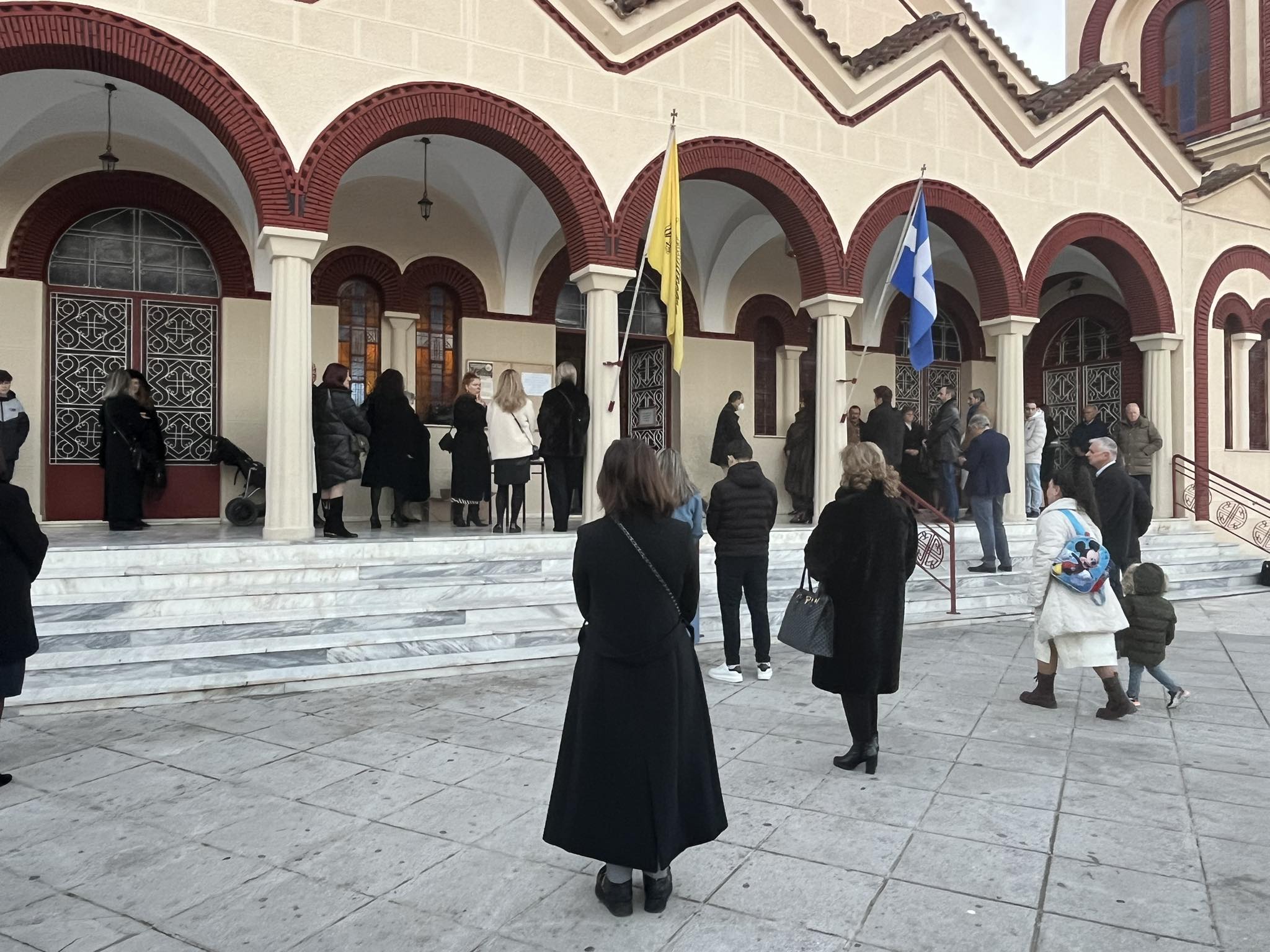 Πλήθος πιστών στις εκκλησίες της Λάρισας για τη θεία λειτουργία των ...