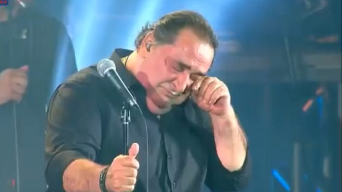 Όταν ο Βασίλης Καρράς έκλαψε στη σκηνή για την αγάπη του κόσμου ...