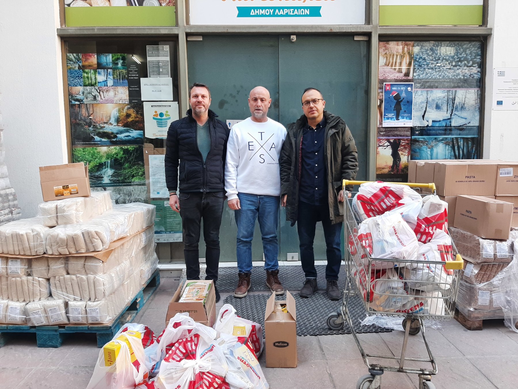 Προσφορά τροφίμων από τους Λαρισαίους εφοριακούς στο Κοινωνικό ...