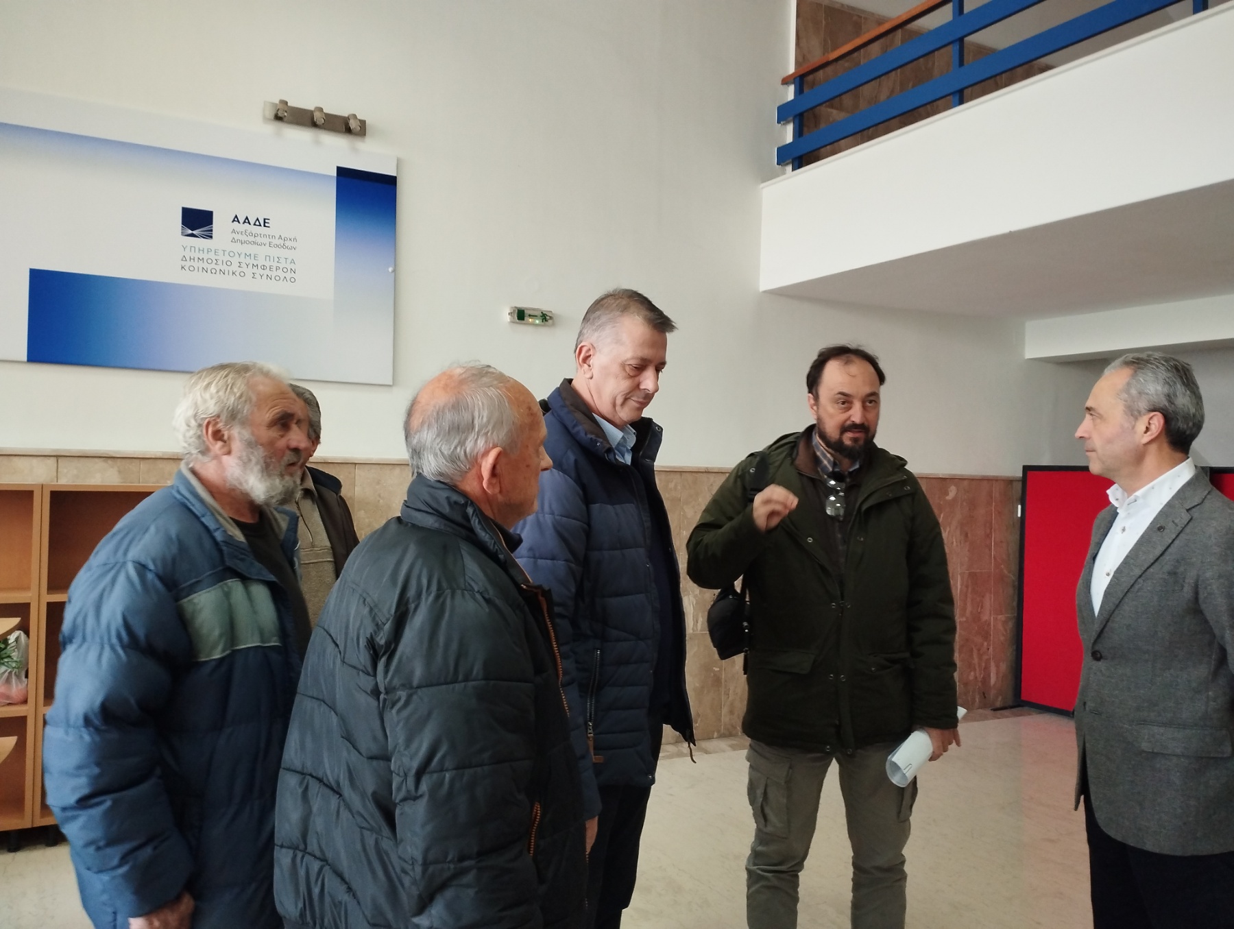 Διαμαρτυρήθηκαν έξω από τα γραφεία της Εφορίας – ΔΟΥ για το mail της ...