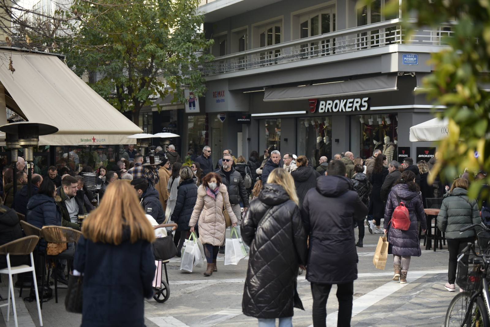 Δεν πέφτει... καρφίτσα: «Τρέχουν» για τα τελευταία ψώνια οι Λαρισαίοι ...