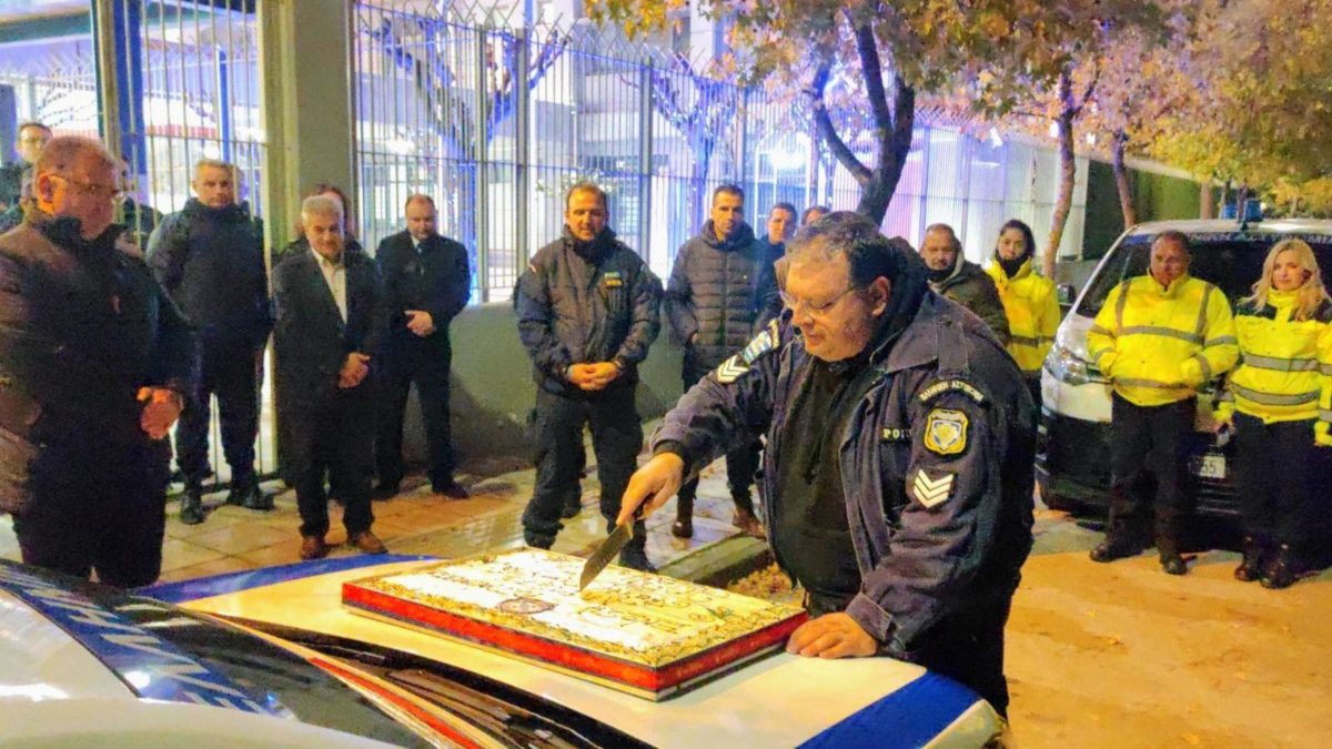Πάνω στο περιπολικό έκοψαν Βασιλόπιτα οι αστυνομικοί της Λάρισας με την ...