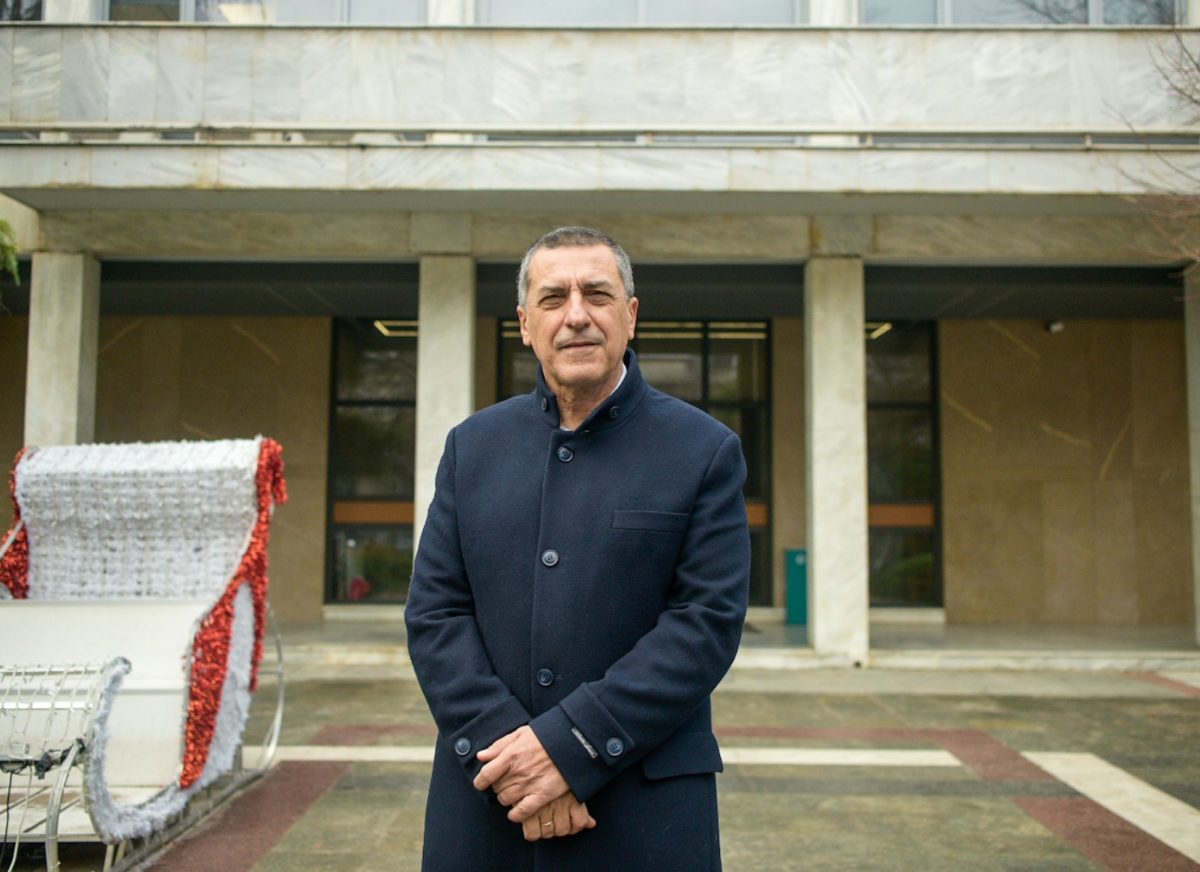 Ανέλαβε και ξεκίνησε δουλειά από το γραφείο του ο νέος Περιφερειάρχης ...