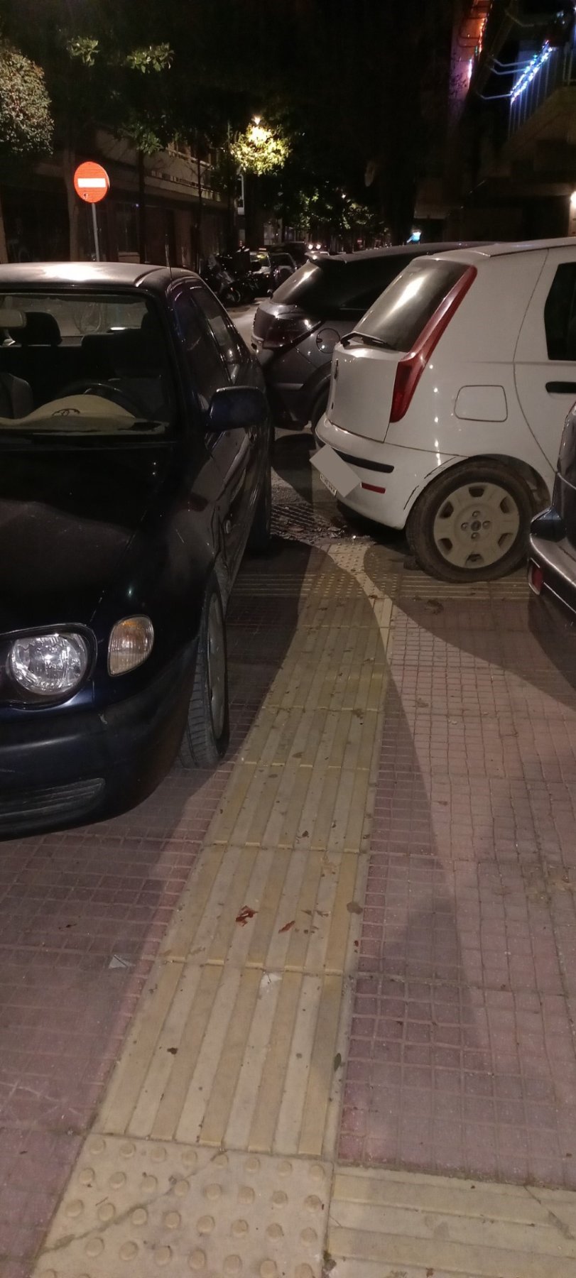 Λαρισαίοι εκτός ελέγχου με τη στάθμευση: Έφτιαξαν... αυτοσχέδιο ...